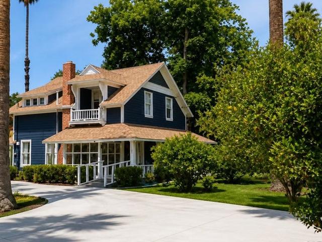 3 Rooms available in a Wood street beautiful home