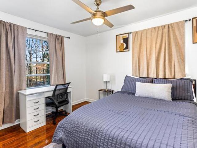 3 ROOMS TOTAL Calm Room in Warm shared home near Airport!