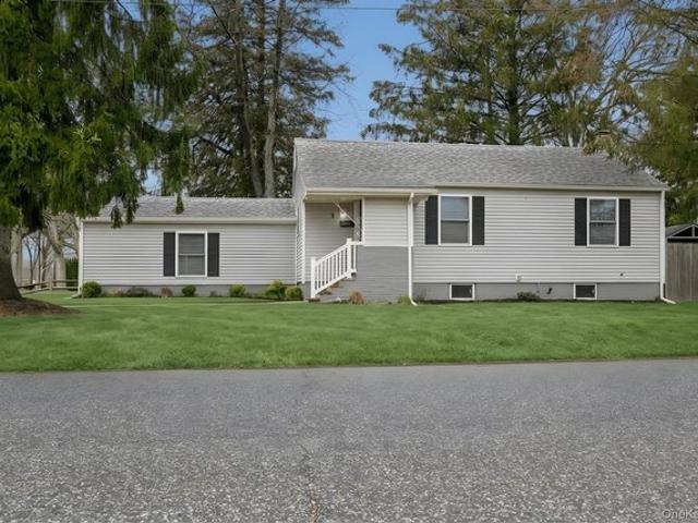 3 Roy Ave, West Islip, NY 11795