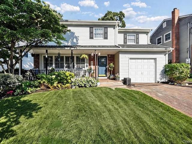 3 Stimson Pl, Huntington, NY 11743