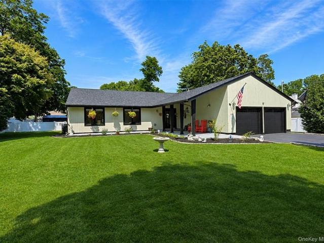 3 Stratford Rd, Miller Place, NY 11764