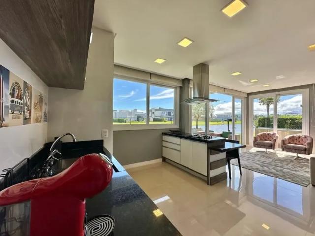 3 suÃtes beira lago pronto para vocÃª e sua familia. Casa tÃrrea ampla e em uma localizaÃ§Ã£o excelente