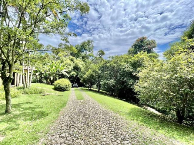 3 Suites, Contemporânea e despojada! Uma casa ÚNICA e exclusiva em condominio de apenas 5 casas em 12 mil m² de Mata Atlântica!.