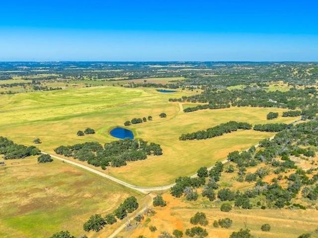 3 Sultemeier Moellering Rd, Fredericksburg, TX 78624