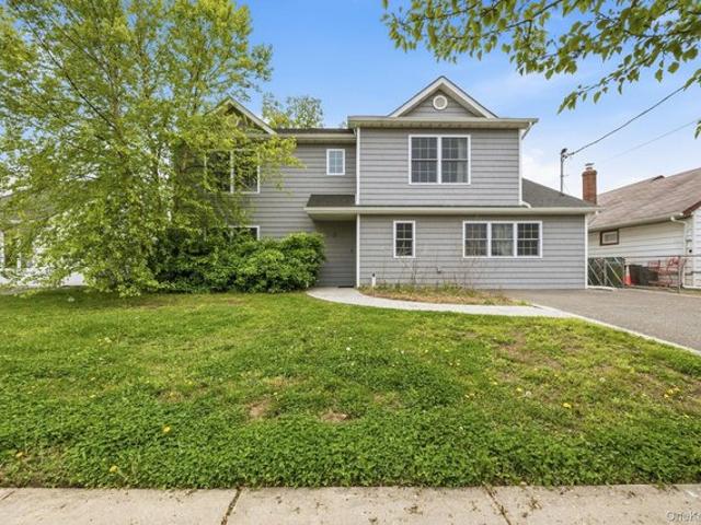 3 Sunrise St, Plainview, NY 11803