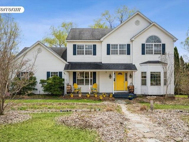 3 Shang Lee Dr, Manorville, NY 11949