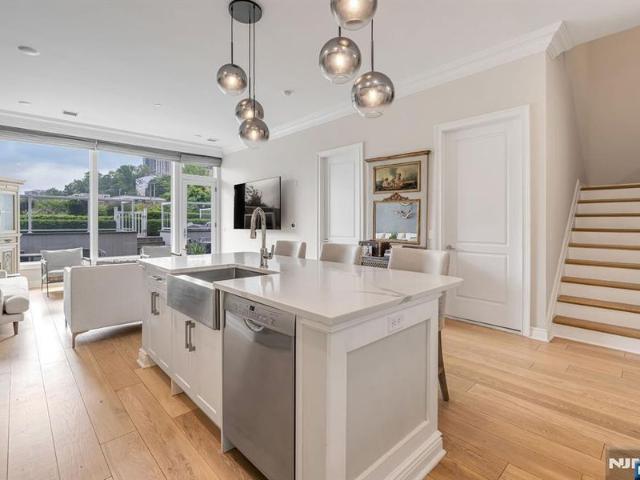 3 Somerset Lane #103, Edgewater, US, NJ