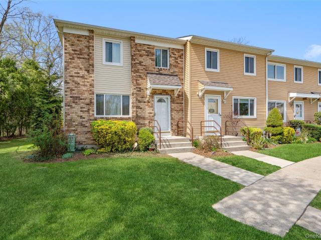 3 Town House Dr, Massapequa Park, NY 11762 | MLS #985172 | Compass