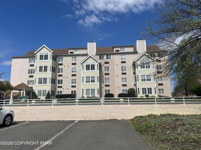 3 Village Cir Apt 403, Stroudsburg, PA 18360