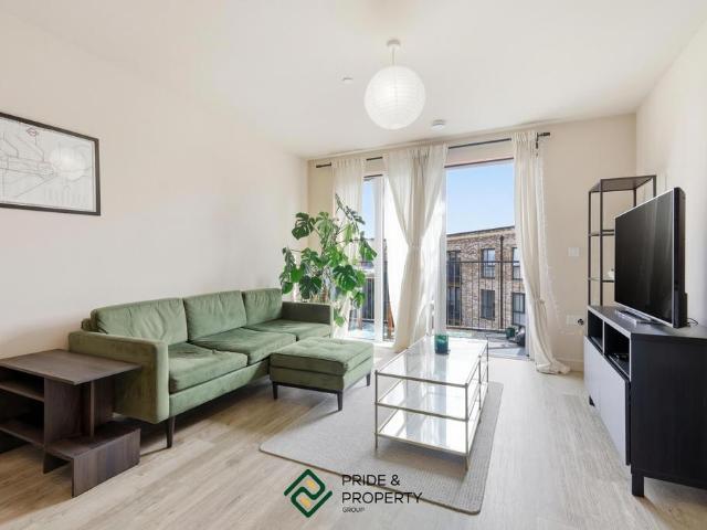 3 Vousden Grove, SE28 2 bed flat to rent £2,350 pcm £542 pw