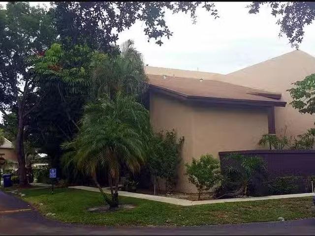 $3,000 3 Bedroom 2 Bathroom Townhouse In Pembroke Pines With.