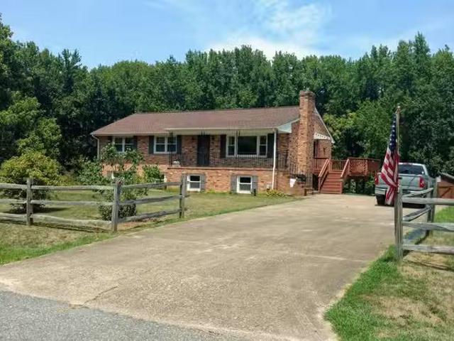 $3,000 3 Bedroom +Bonus room 3 Bathroom House In Falmouth Wi.