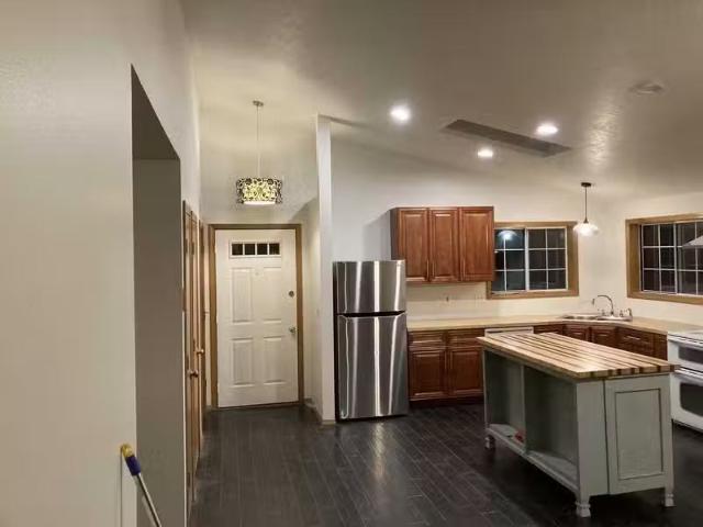 $3,100 4 Bedroom 2 Bathroom House on 1/2 acre in Bend 60637.