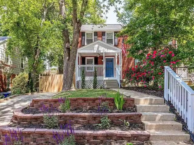 $3,100 3 Bedroom 2 Bathroom House In Sought After Jefferson.