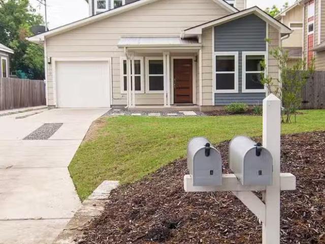 $3,295 Charming and Modern 3 BR/2.5 BA in East Austin 2917.