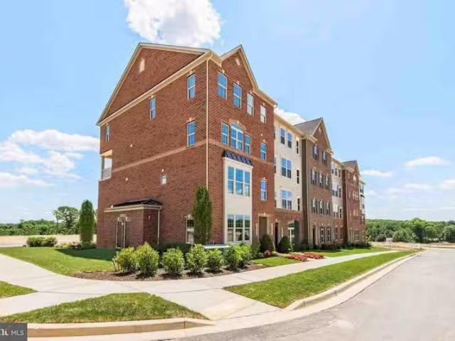 $3,200 3 Bedroom 2.5 Bathroom Townhouse In Clarksburg With G.