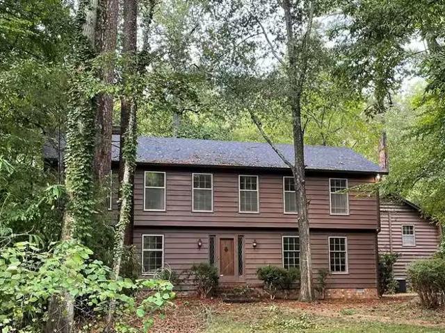 $3,200 Large Lake Forest Home with Comfort, Privacy and Styl.