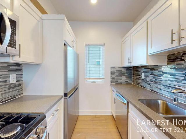 3 + 2 Charming Apartment in the heart of Echo Park!