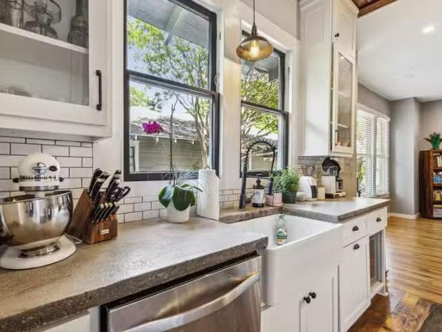 $3,550 3 Bedroom 2 Bathroom Craftsman In Winnetka Heights Hi.