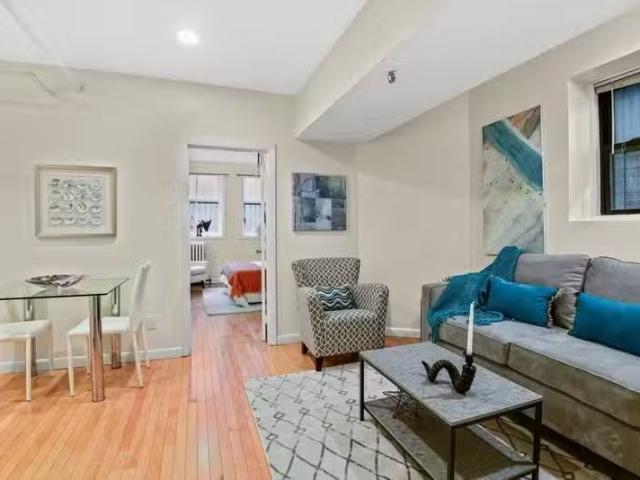 $3,500 Back Bay 2 Bed! H/HW Inc, Laundry in Bldg, Avl 9/1 1.