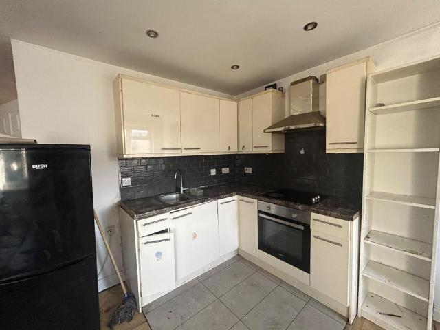3 5, Western Road, SOUTHALL UB2 2 bed flat to rent £1,800 pcm £415 pw