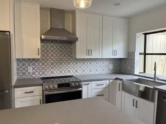 $3,800 2 Bedroom 1.5 Bathroom Updated Townhouse In Encinitas.