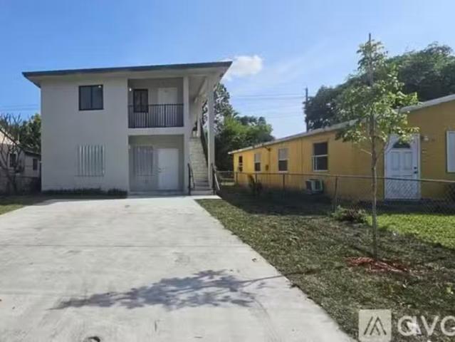 $3, 950 5 Bedroom 2 Bathroom Townhouse In Miami 2140 Nw 64t.