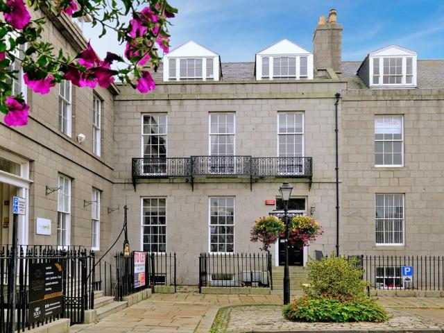 3b Golden Square, Aberdeen, AB10 1RD 2 bed flat to rent £1,425 pcm £329 pw