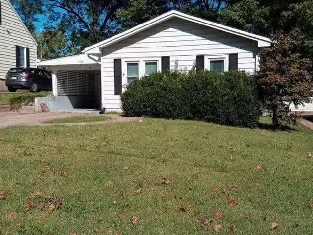 3BD/1BA Pet friendly house with W/D hookups and family room 1.