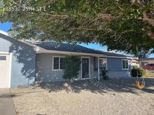 3BD/2BTH SINGLE STORY HOME EAST PALMDALE 38530 25th St E