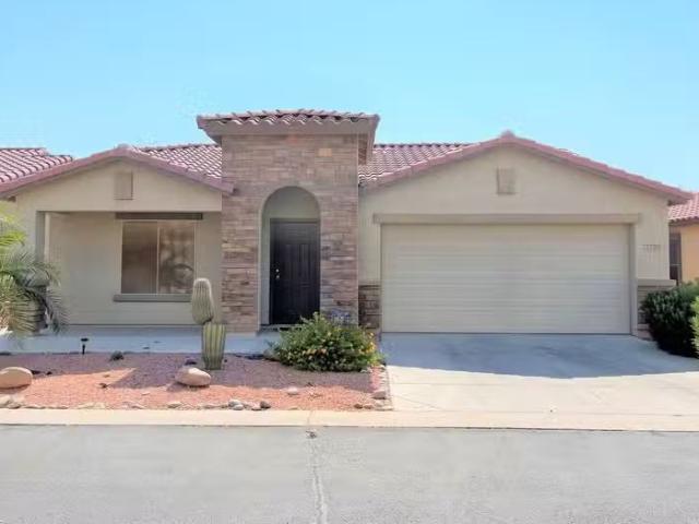 3BD, 2BA SINGLE LEVEL APACHE JUNCTION HOME W/ COMMUNITY POOL!.