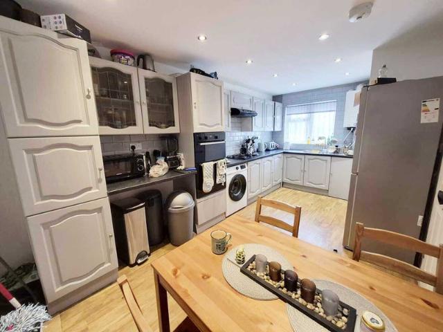 3bed close Stratford Station & Westfield