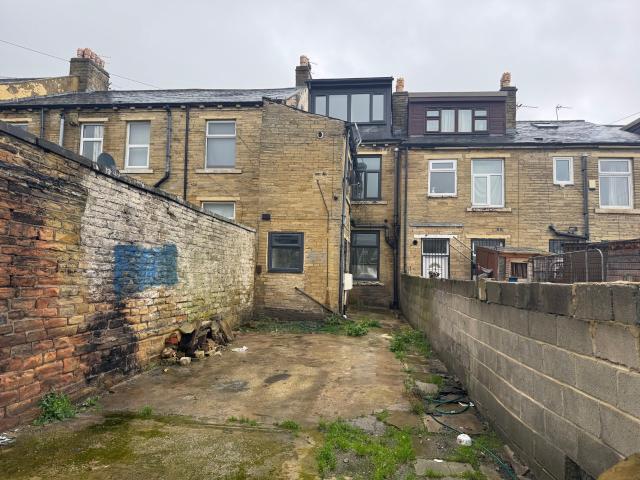 3beds REAR BACK TO BACK For Rent