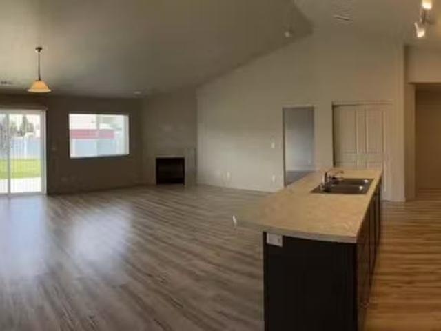 3BR/2.0BA Moen Fields 3 Bed 3 Bath Garden Townhome accross fr.
