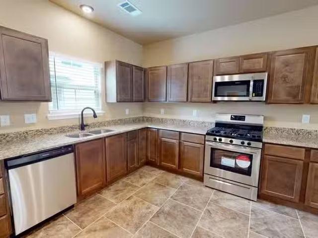 3BR/2.5BA Ecology Park