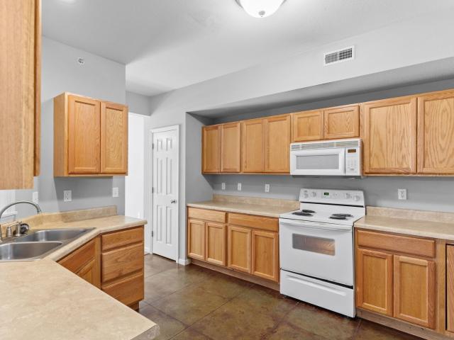 3BR/2BA ON EAST CAMPUS!