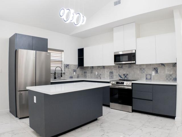 3BR Apartment w/ High Ceilings, Upgraded Appliances & Large Yard