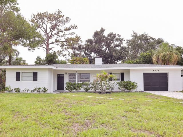 3BR Pet Friendly Rental w/ Large Fenced Backyard & Screened in Lanai