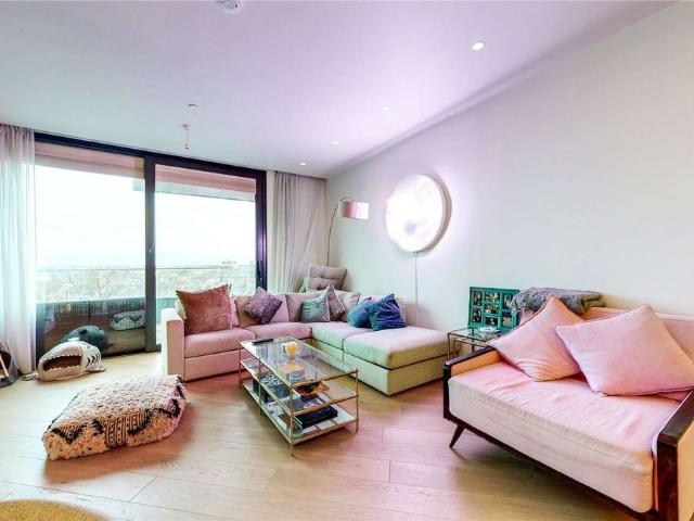3D Virtual Tour Available* A fabulous dual aspect 2 bedroom apartment situated on the fifth floor of the Crescent building