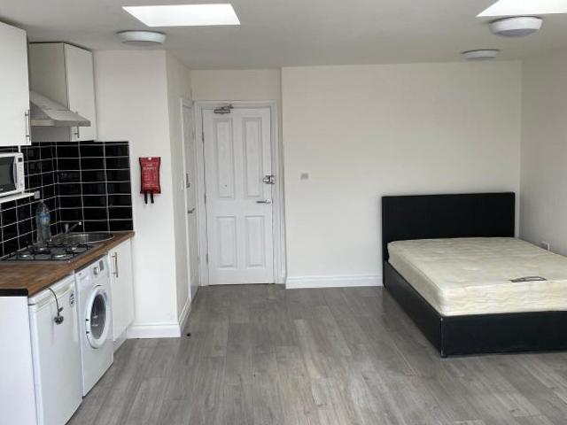 3rd Floor Studio in Walworth*Couple Allowed
