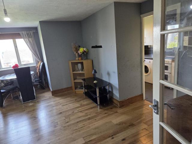 3rd floor, two bed flat ready to be rented