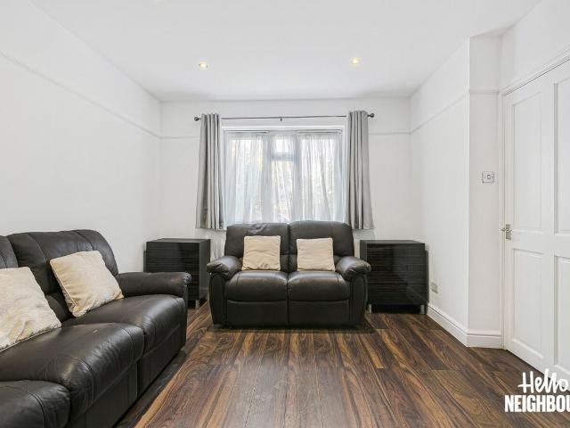 Tamworth Lane, Mitcham CR4, 3 bed flat to rent, £1,900 pcm | PrimeLocation