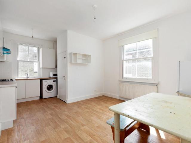 Tamworth Street, London, SW6 3 bed flat to rent £3,150 pcm £727 pw