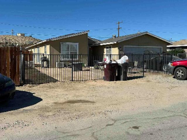 Tamarisk Ave