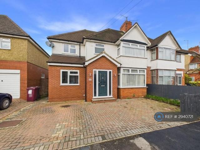 Tamarisk Avenue, Reading, RG2 4 bed semi detached house to rent £2,475 pcm £571 pw