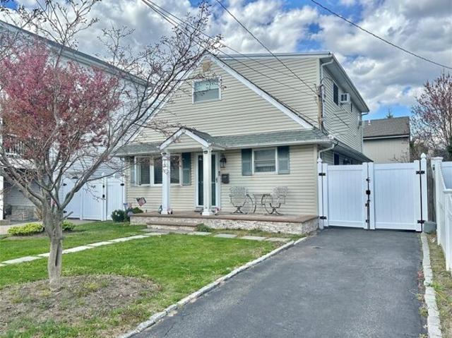 Tameling Ave, Babylon, Home For Sale