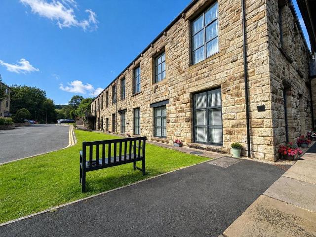 Tamewater Court, Oldham OL3 2 bed apartment to rent £1,150 pcm £265 pw