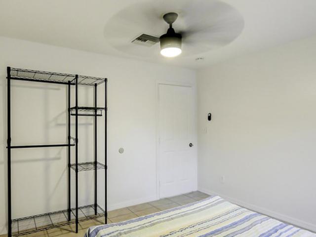 Tampa Apartment with Dining area. Homey & cozy
