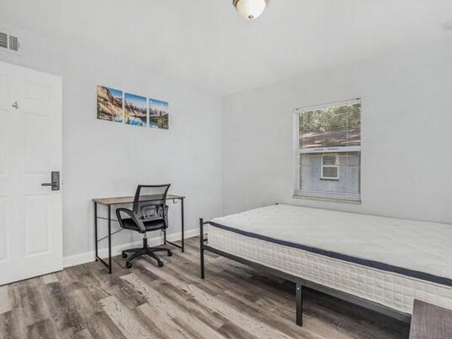 Tampa Duplex / Multiplex with Dining area. Comfortable & modern