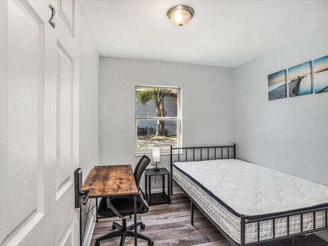 Tampa Duplex / Multiplex with Dining area. Comfortable & modern